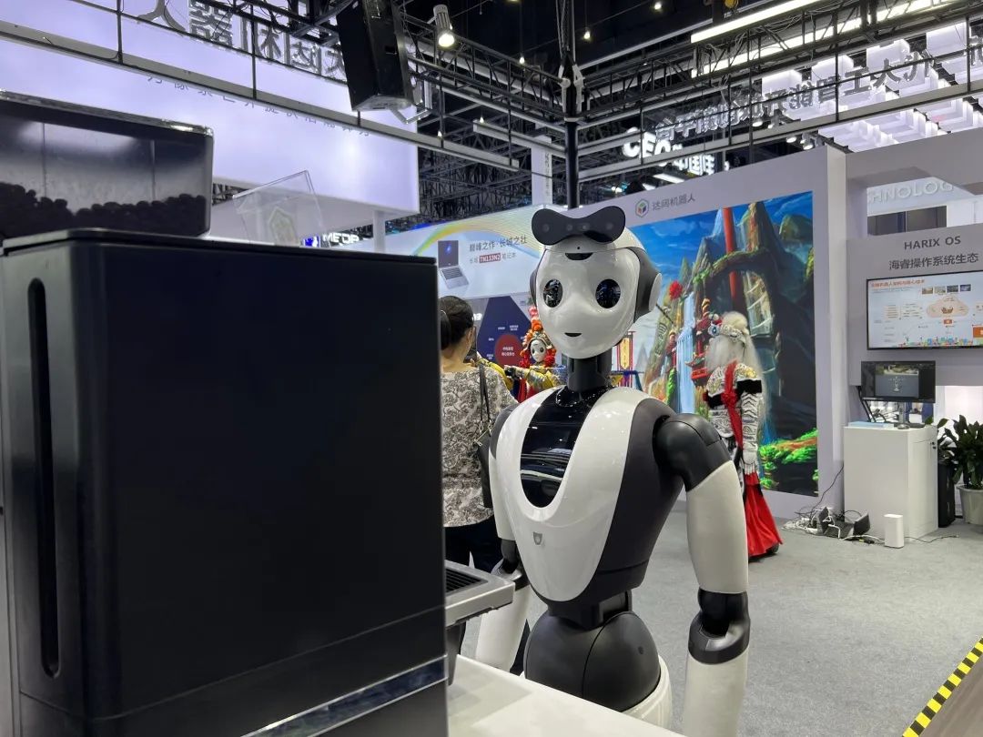 达闼：发布海睿OS 5.0、人形服务机器人Ginger2.0等多款新品｜WAIC