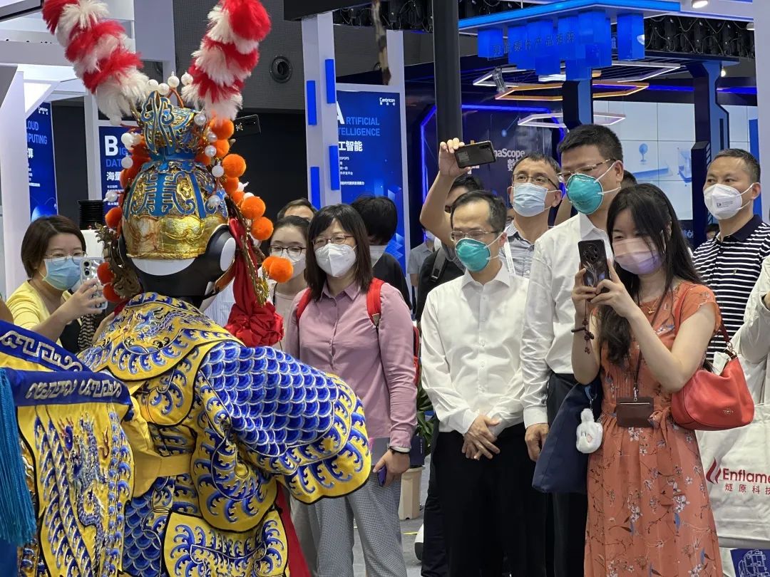 达闼：发布海睿OS 5.0、人形服务机器人Ginger2.0等多款新品｜WAIC